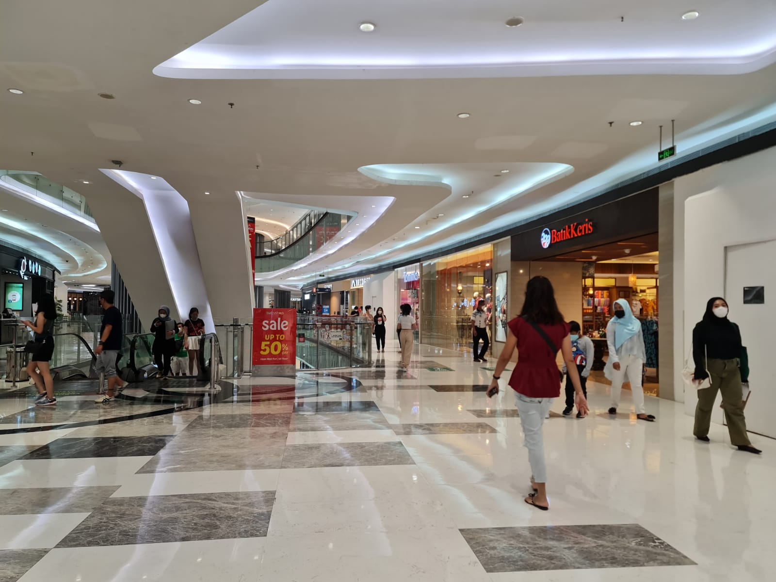 Jelang Nataru, Lippo Mall Puri Turut Ramai Pengunjung