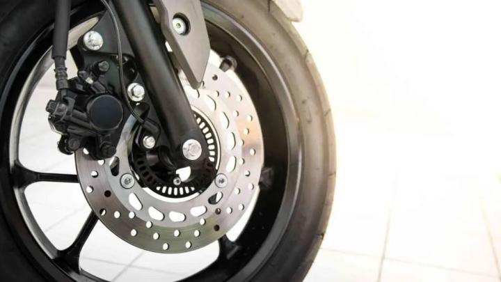 5 Penyebab Ban Motor Benjol yang Paling Umum