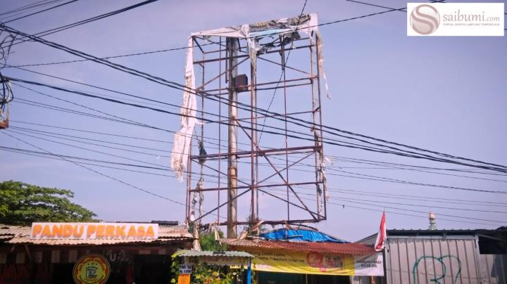Lapor! Ada Spanduk Menggantung di Baliho Jalan Kimaja