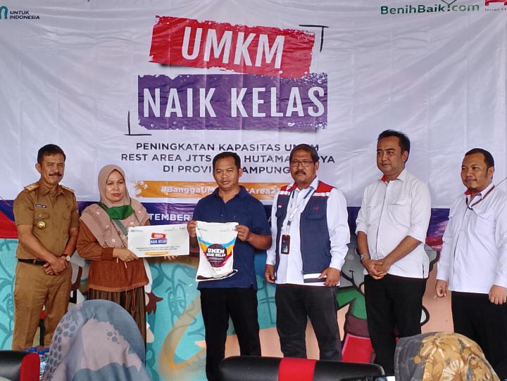 Hutama Karya Laksanakan Program TJSL BUMN di KM 215 B Hutama Karya Laksanakan Program TJSL BUMN di KM 215 B