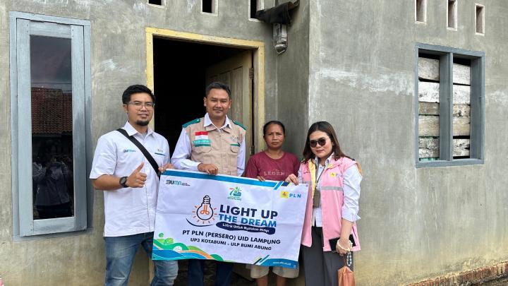 Hadirkan Cahaya Ramadhan bagi Keluarga Prasejahtera, PLN UP3 Kotabumi Sambung Listrik Gratis ...